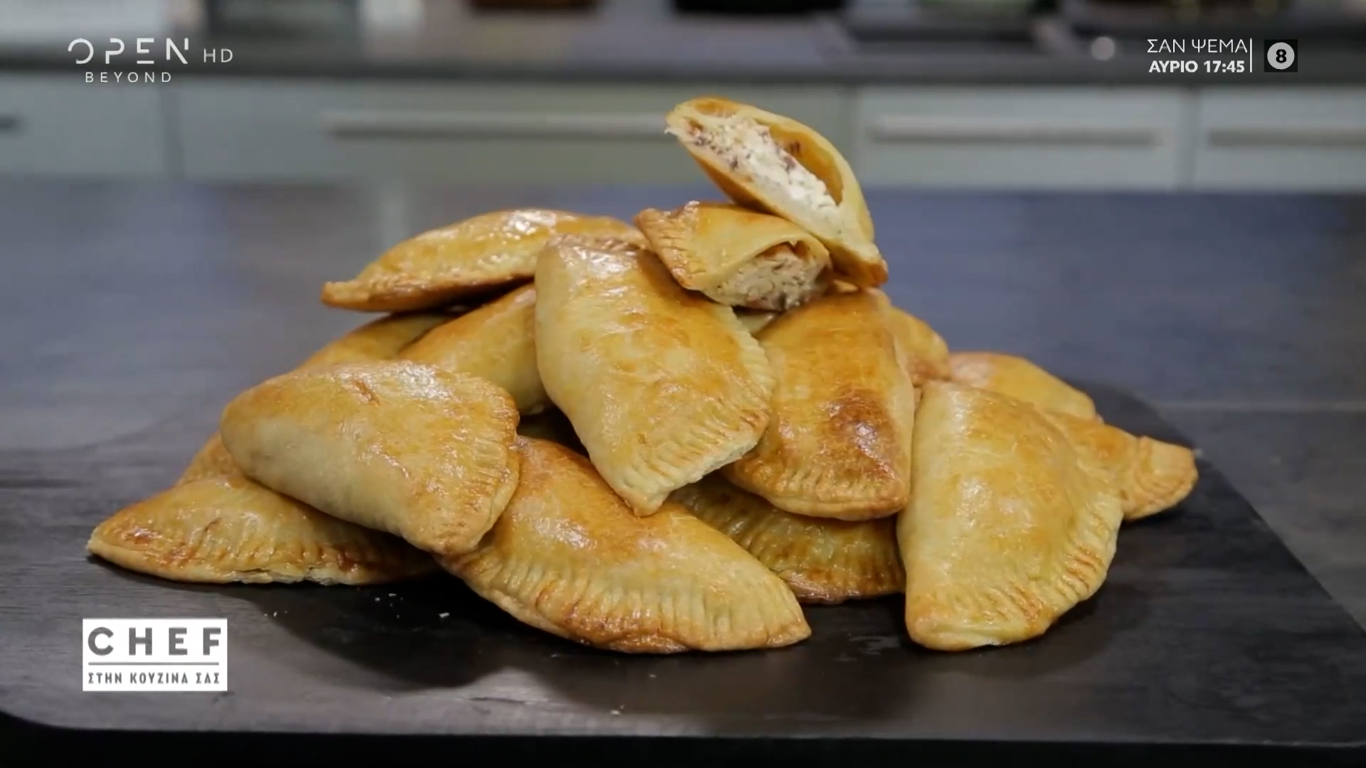 Συνταγή για μεσογειακές τυρόπιτες κουρού από τον Βαγγέλη Δρίσκα | OPEN TV